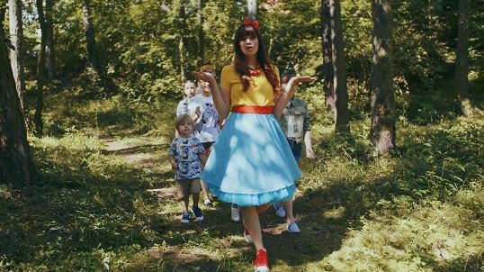 Jako maminka ví, jak je důležité děti unavit. Muzikálová kráska na to ...