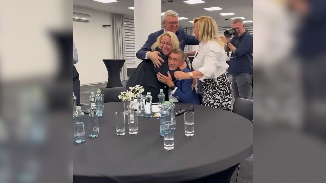 Dostálová a Schillerová Babiše samou radostí málem umačkaly, Havlíček ...