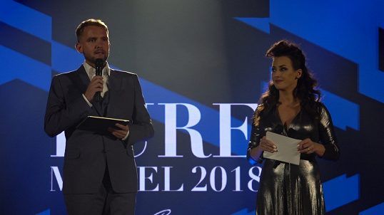 Na finále modelingové soutěže vynesla šaty za pouhých 500 korun! Sexy ...