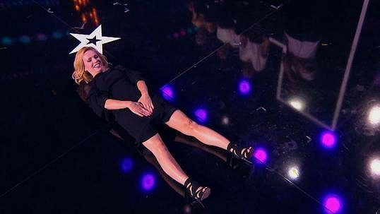 Mórová ležela na pódiu v minišatech s roztaženýma nohama a čekala, jak ...