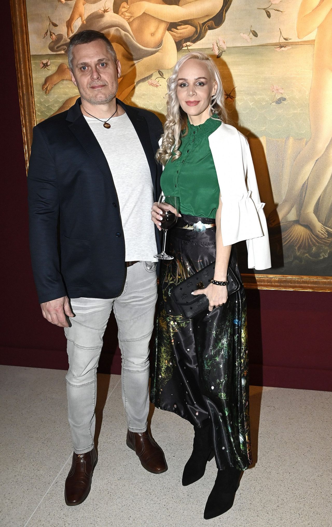 Může si ve svém věku vzít na sebe ještě bílé svatební šaty? Dcera Nadi ...