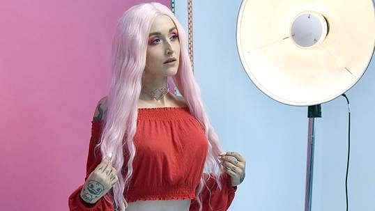 Máme se na co těšit: Extravagantní raperka Sharlota míří před kameru a ...