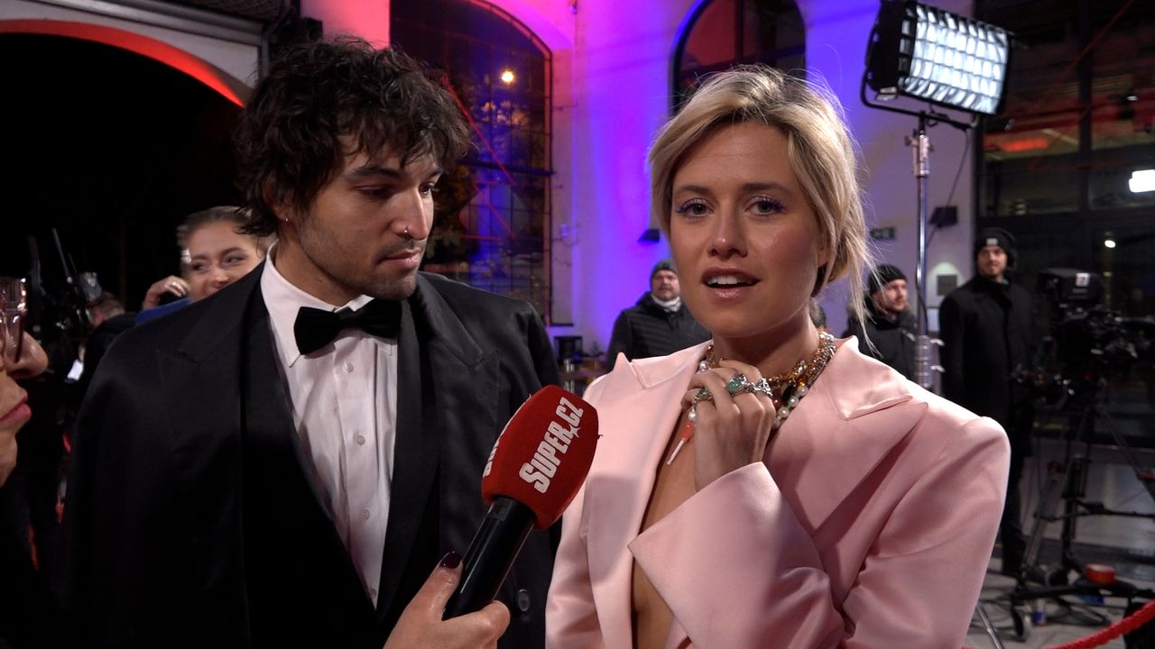 Na Elišku a Damiána zapomenete: Emma Smetana oblékla šaty s tak hlubokým výstřihem, že obměkčí i ...