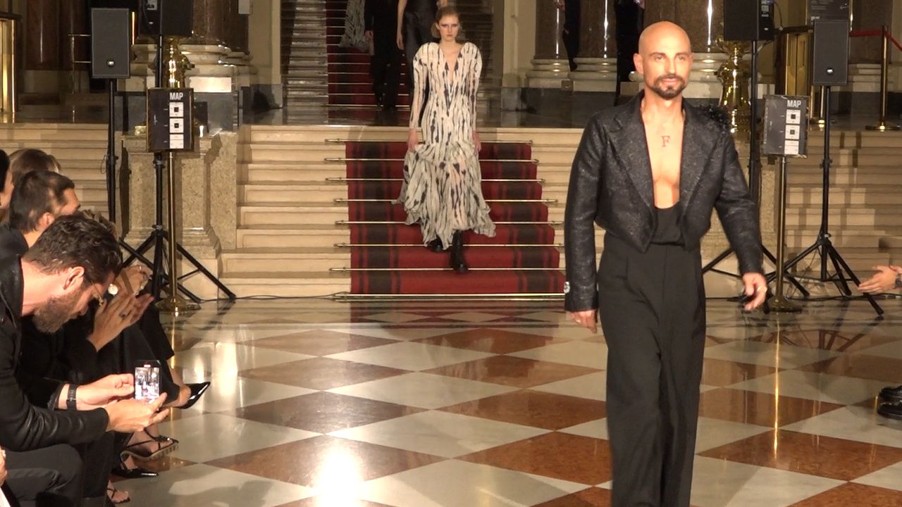 Filip Vaněk po 25 letech v roli modela na přehlídkovém mole, a navíc ...