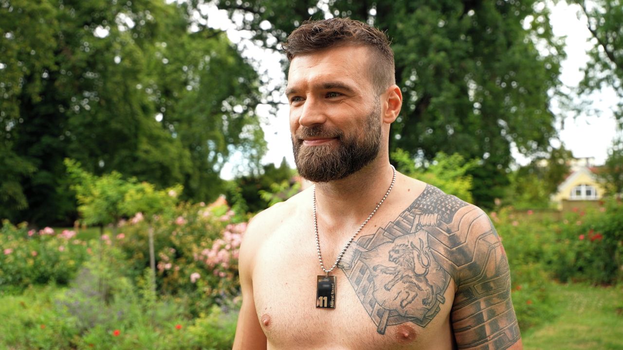 Potetovaný vousáč je nejstarší finalista Muže roku: Marcel Nazad se ...