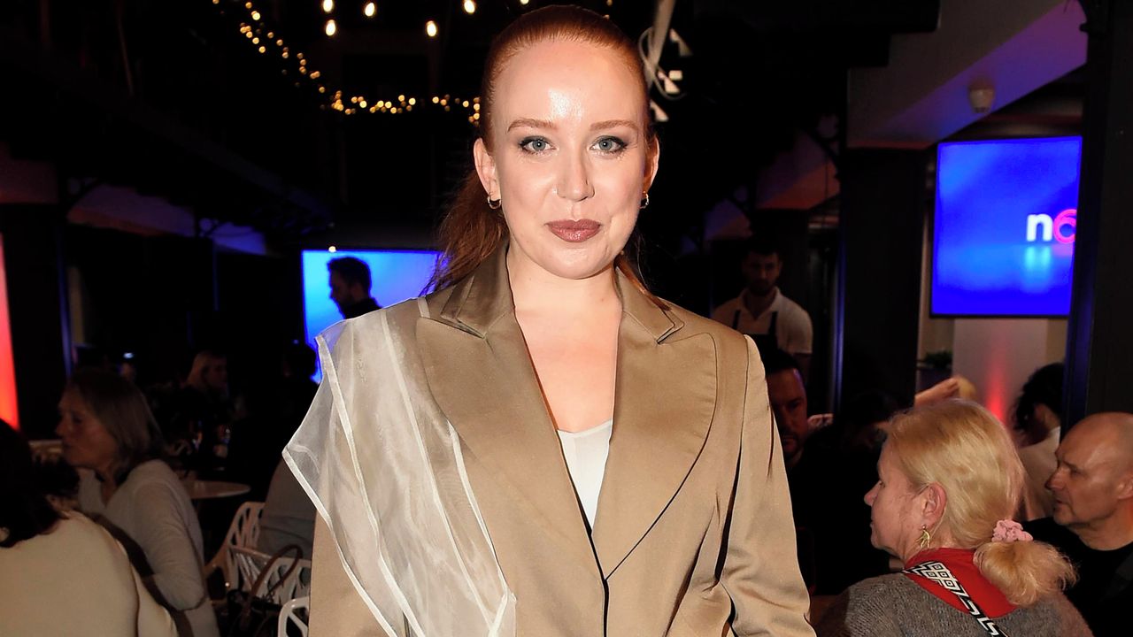 Plná pusa ženské solidarity a pak podrazila kamarádku: Alena Doláková ...