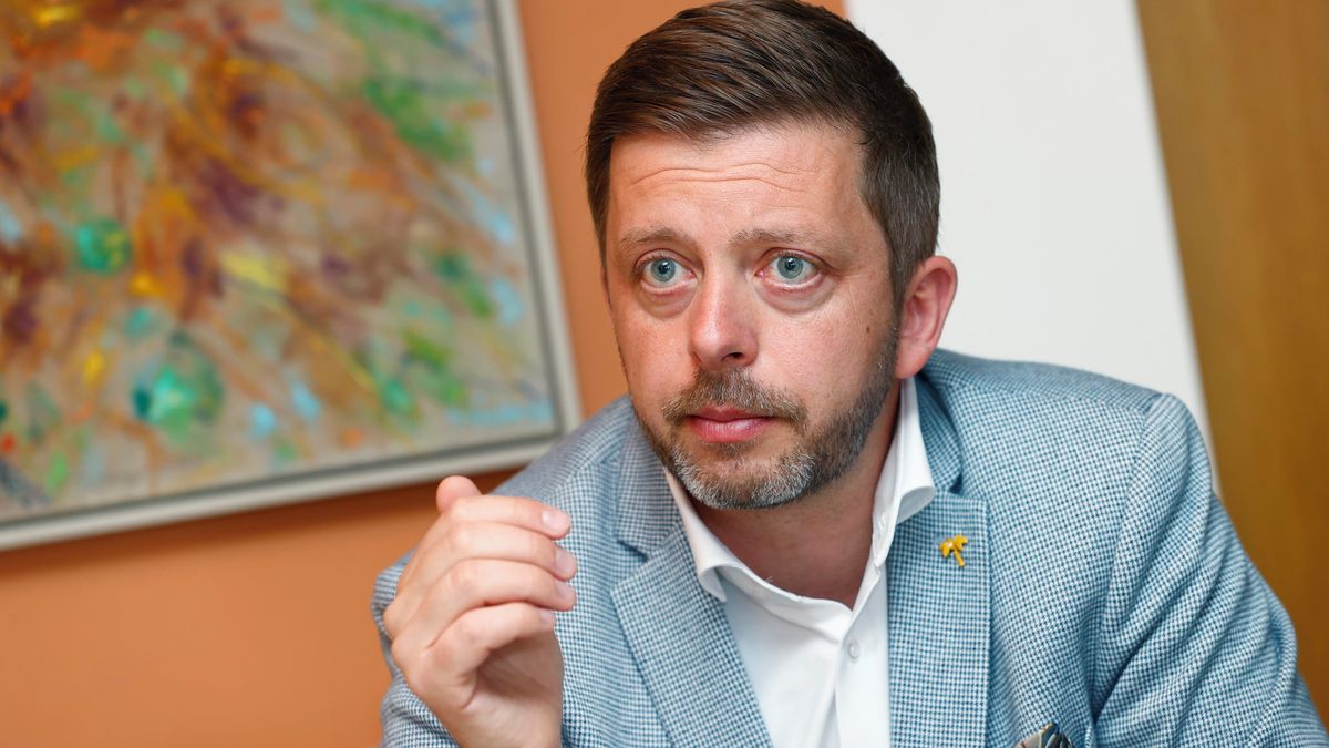 Poničená socha Beneše v Brně a hákové kříže na výloze v Chebu: Vít ...