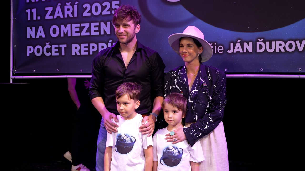 Roman a Míša Tomešovi budou zkoušet v divadle s malými syny: Zahrají si bratry své maminky | Stream