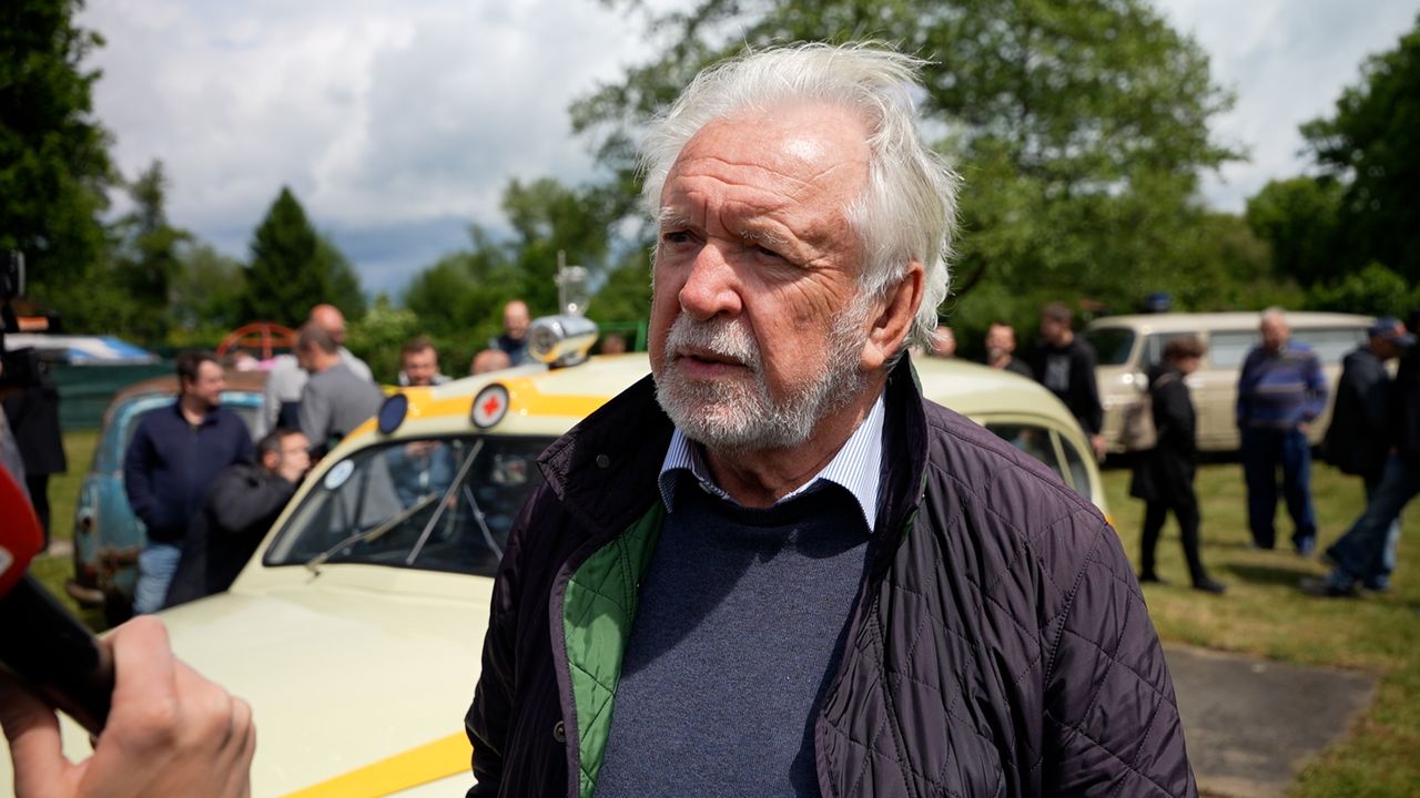 Jaromír Hanzlík po 41 letech u slavné seriálové sanitky: Zavzpomínal na ...