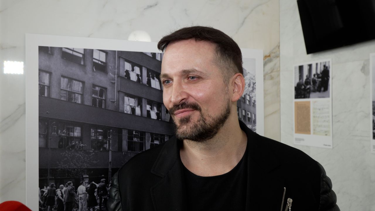 Už vypadal jako ochranka a nevešel se do kostýmů. Nejvyšší český zpěvák ...