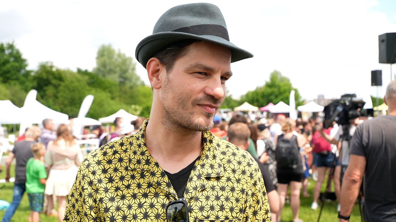 David Kraus o psech a výchově dcery, ale i o romské kapele, kterou má ...