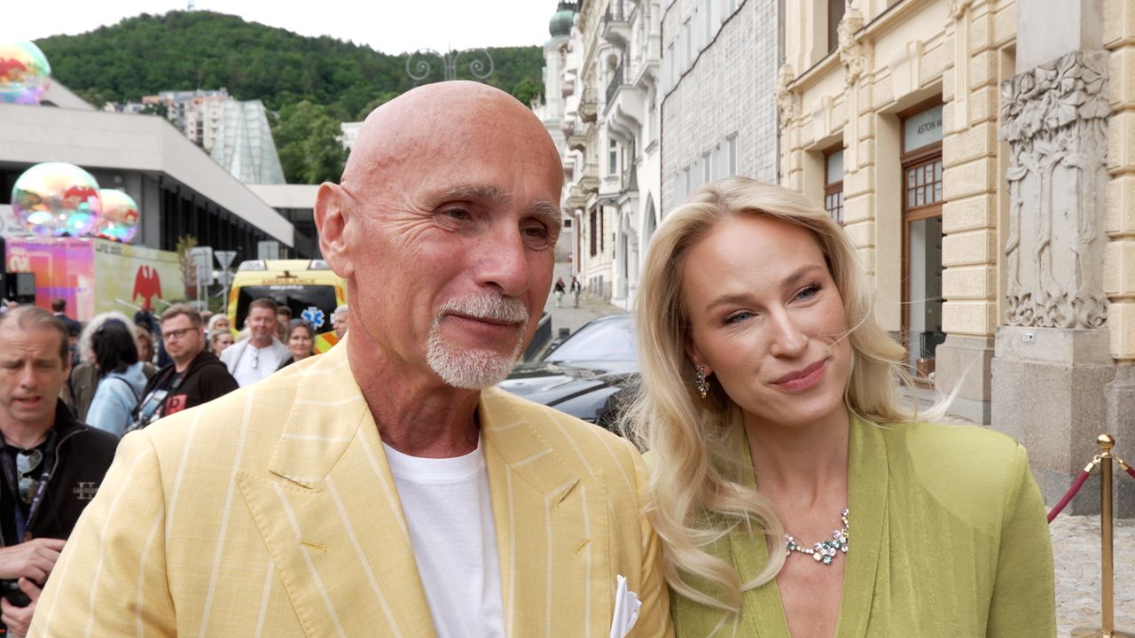 Manželka Richarda Chlada ve Varech opět vsadila na odhalený dekolt! Bez ...