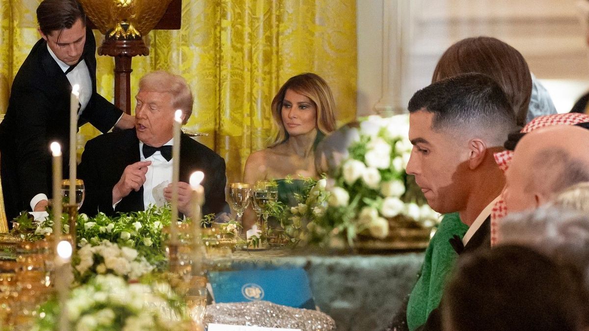 Bilion-dolarové selfie Ronalda s Georginou a Muskem z večeře v Bílém ...