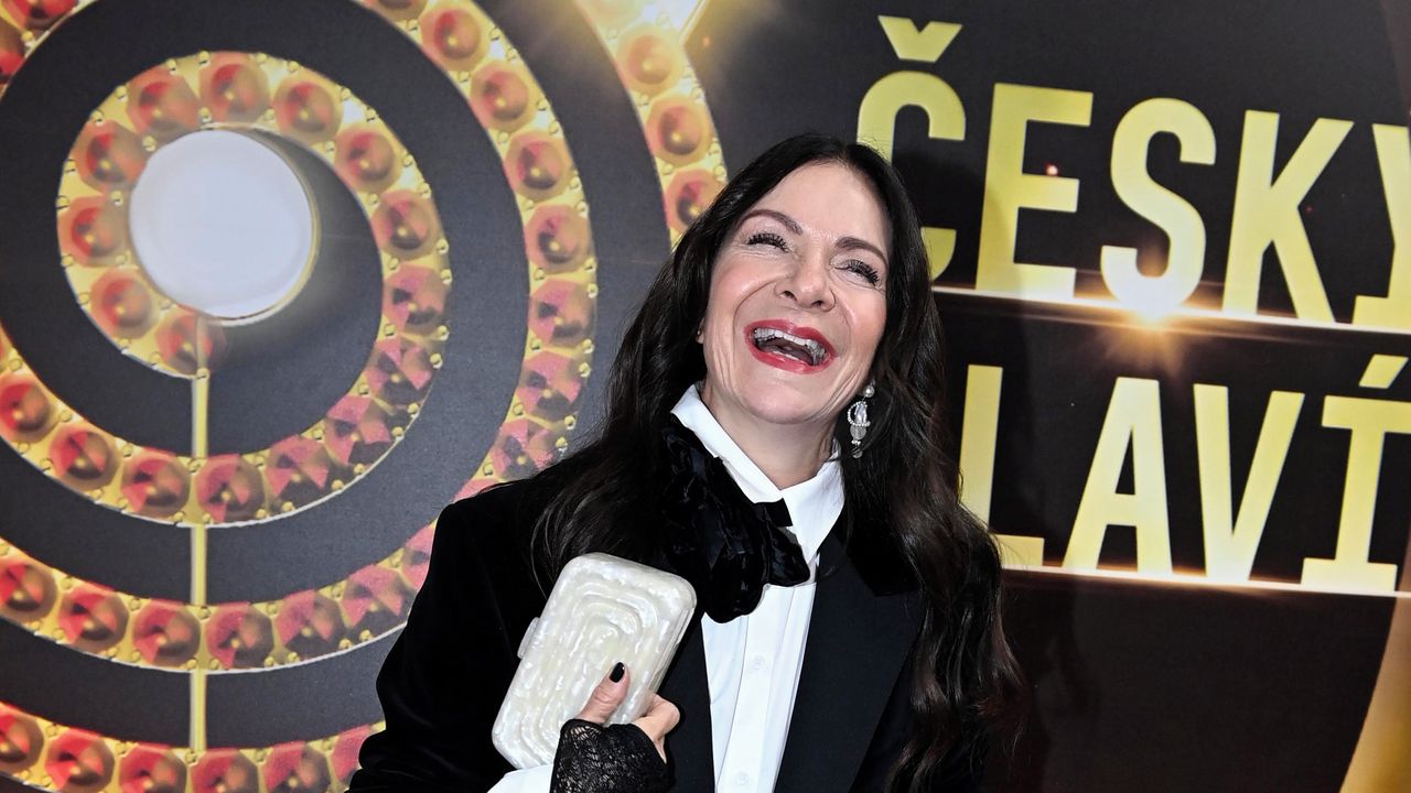Vyfoukla sako návrháři, ale na kalhoty nebo sukni zapomněla: Anna K se ...