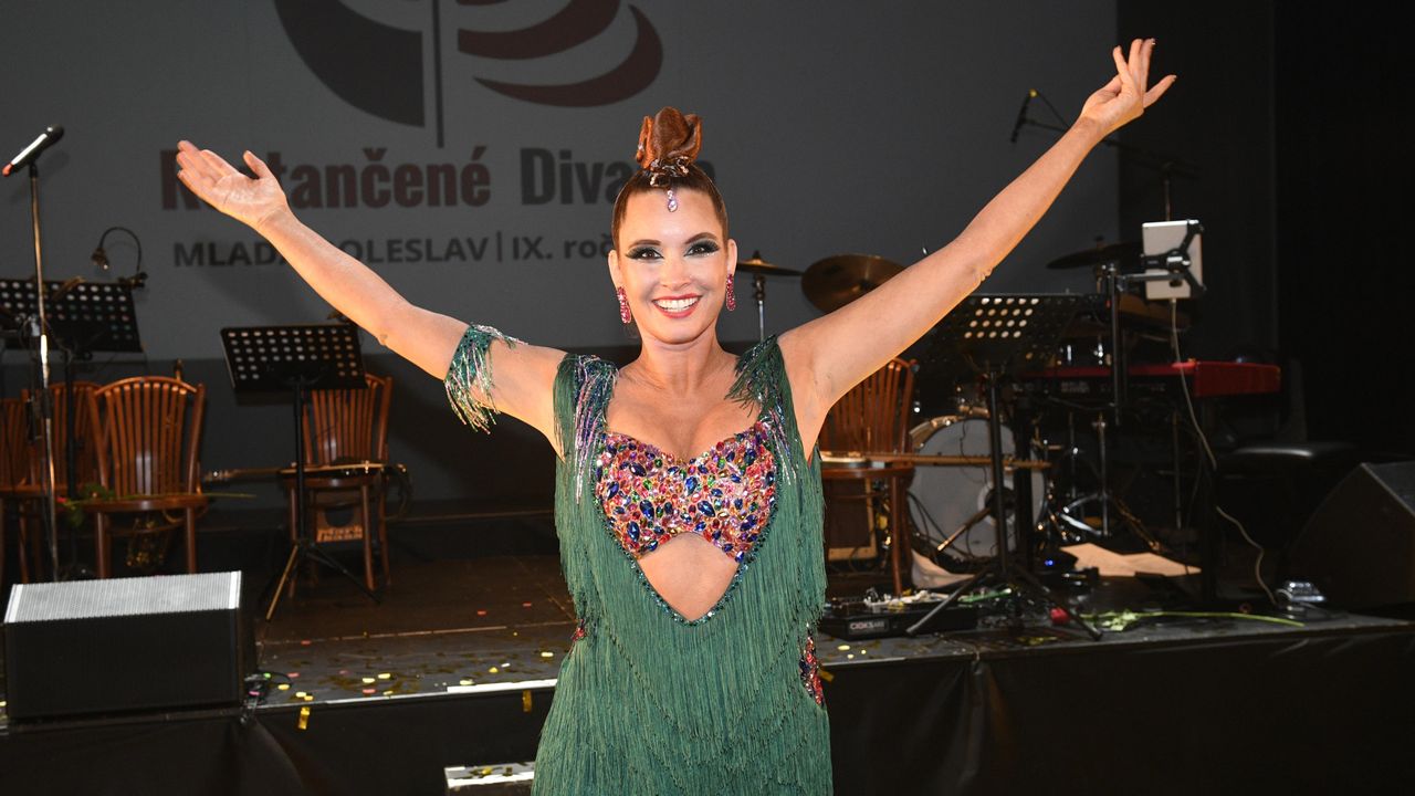 Podprsenka z kamenů a ultra krátké šaty: Když Denisa Nesvačilová ...