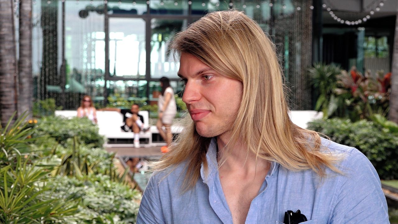 Dlouhovlasý Legolas, který už se účastnil seznamky Mama, ožeň ma, se ...