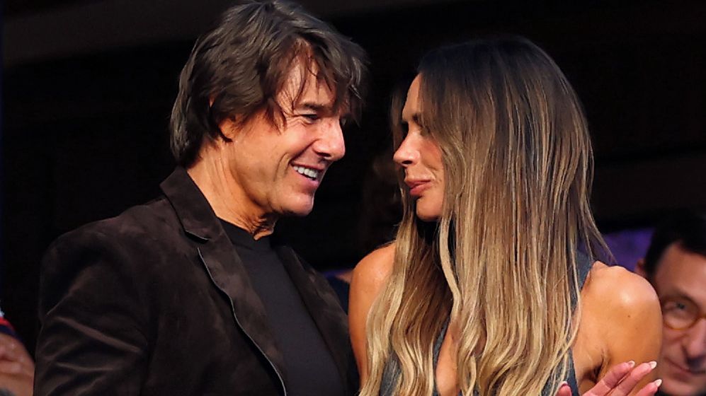 Lidé na internetu šílí z videa, kde Tom Cruise líbá ruku Victorii ...
